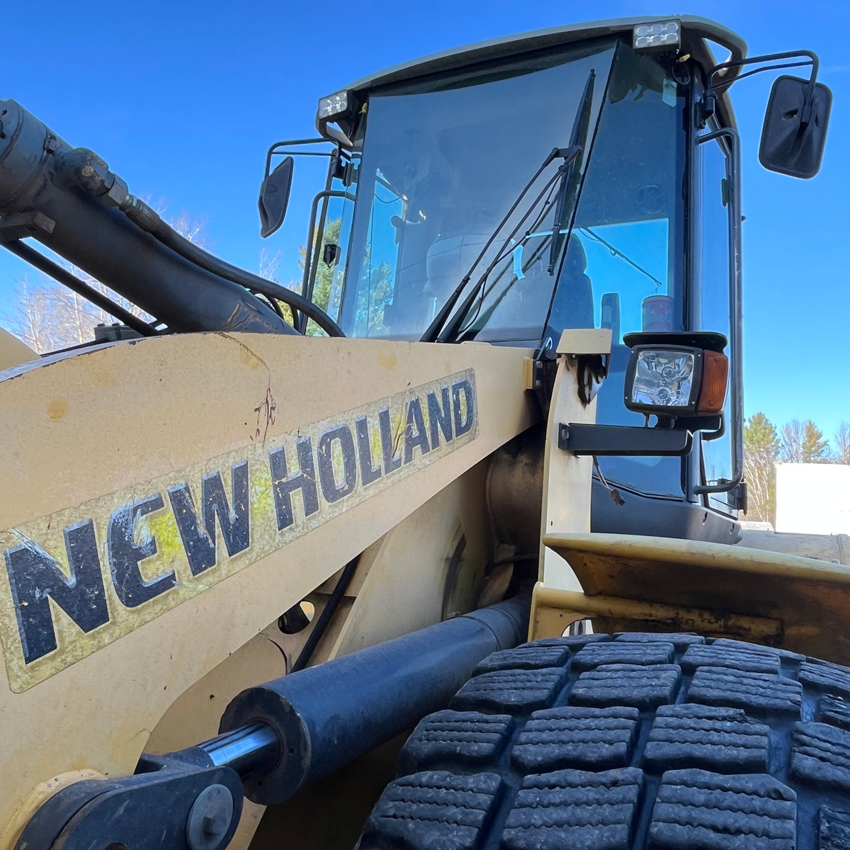New Holland W130B Wheel Loader Polycarbonate Windows – Skidder Windows